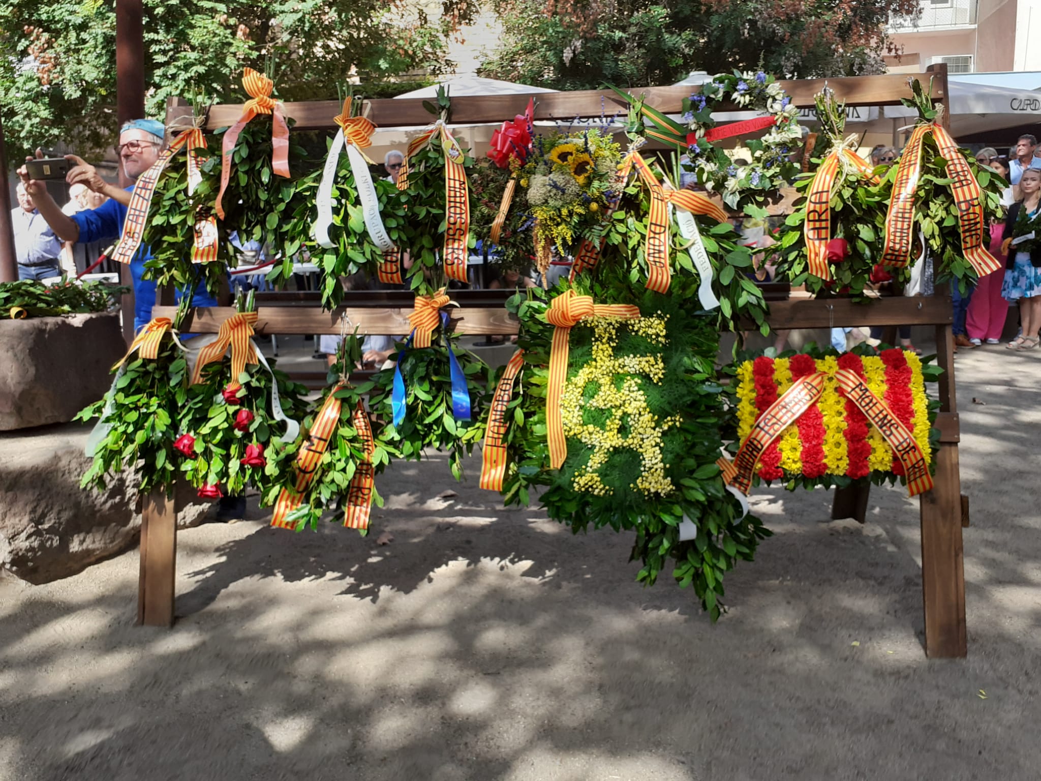 El Teatro Foment i su ofrenda floral en la Diada de Catalunya - Foment ...